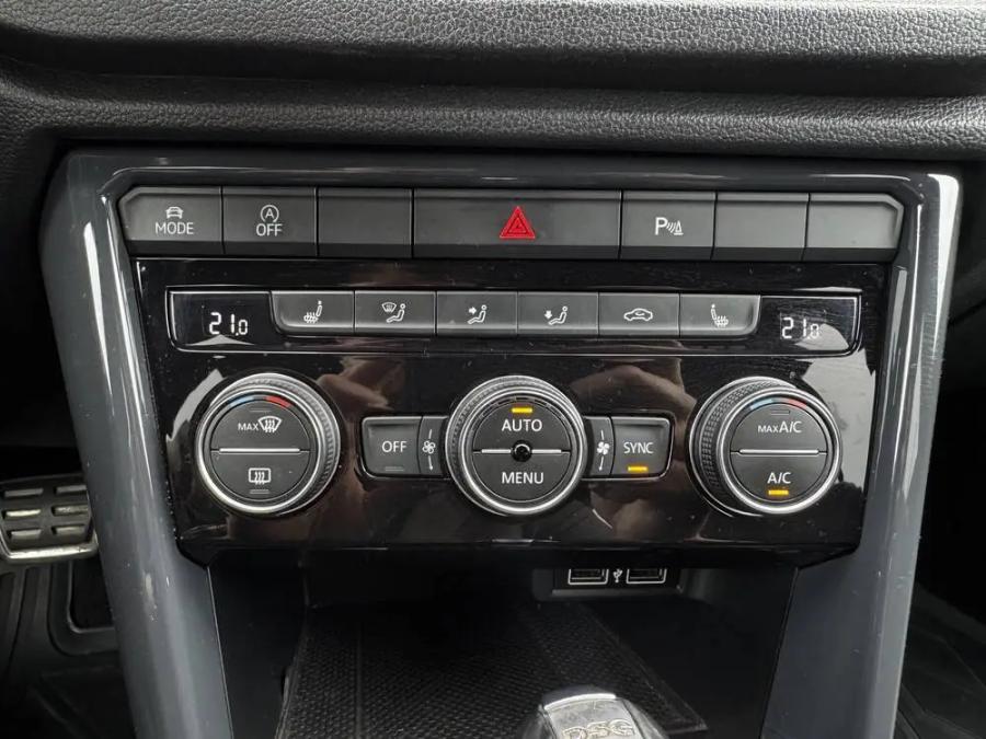 Red Volkswagen T-Roc 2018 in Riga, with an engine capacity of 1.50 L and mileage of 170 thousand km for 16900 €, photo 20 on AUTOMOTO.COM.LV