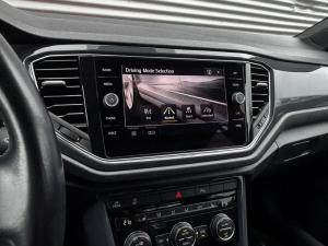 Red Volkswagen T-Roc 2018 in Riga, with an engine capacity of 1.50 L and mileage of 170 thousand km for 16900 €, photo 22 on AUTOMOTO.COM.LV