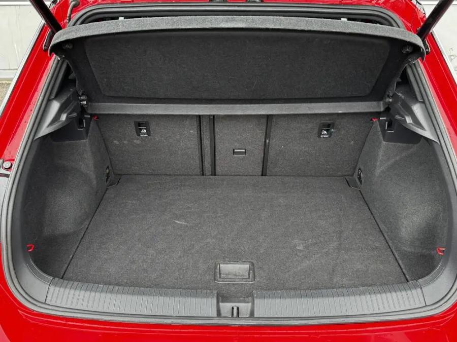 Red Volkswagen T-Roc 2018 in Riga, with an engine capacity of 1.50 L and mileage of 170 thousand km for 16900 €, photo 27 on AUTOMOTO.COM.LV