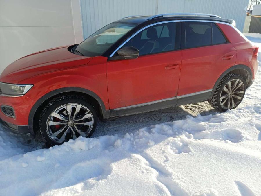 Red Volkswagen T-Roc 2019 in Vievis, with an engine capacity of 1.50 L and mileage of 45 thousand km for 20000 €, photo 1 on AUTOMOTO.COM.LV