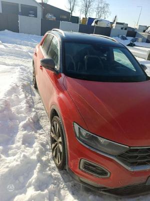 Red Volkswagen T-Roc 2019 in Vievis, with an engine capacity of 1.50 L and mileage of 45 thousand km for 20000 €, photo 4 on AUTOMOTO.COM.LV