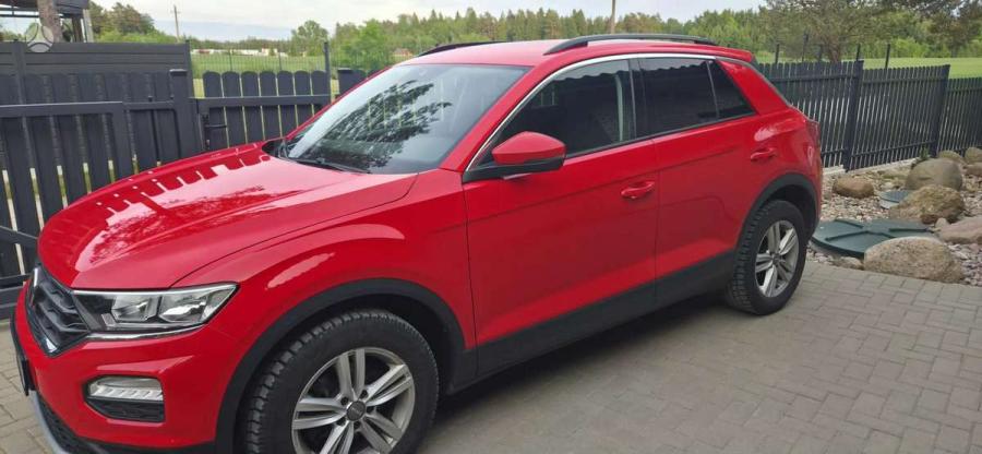 Red Volkswagen T-Roc 2019 in Vilnius, with an engine capacity of 1.50 L and mileage of 96 thousand km for 15500 €, photo 3 on AUTOMOTO.COM.LV