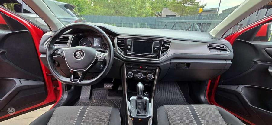 Red Volkswagen T-Roc 2019 in Vilnius, with an engine capacity of 1.50 L and mileage of 96 thousand km for 15500 €, photo 10 on AUTOMOTO.COM.LV