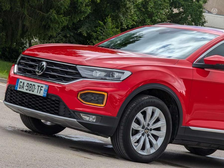 Red Volkswagen T-Roc 2021 in Taurage, with an engine capacity of 1.50 L and mileage of 70 thousand km for 17700 €, photo 3 on AUTOMOTO.COM.LV