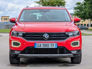 Red Volkswagen T-Roc 2021 in Taurage, with an engine capacity of 1.50 L and mileage of 70 thousand km for 17700 €, photo 4 on AUTOMOTO.COM.LV