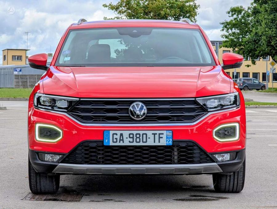 Red Volkswagen T-Roc 2021 in Taurage, with an engine capacity of 1.50 L and mileage of 70 thousand km for 17700 €, photo 4 on AUTOMOTO.COM.LV
