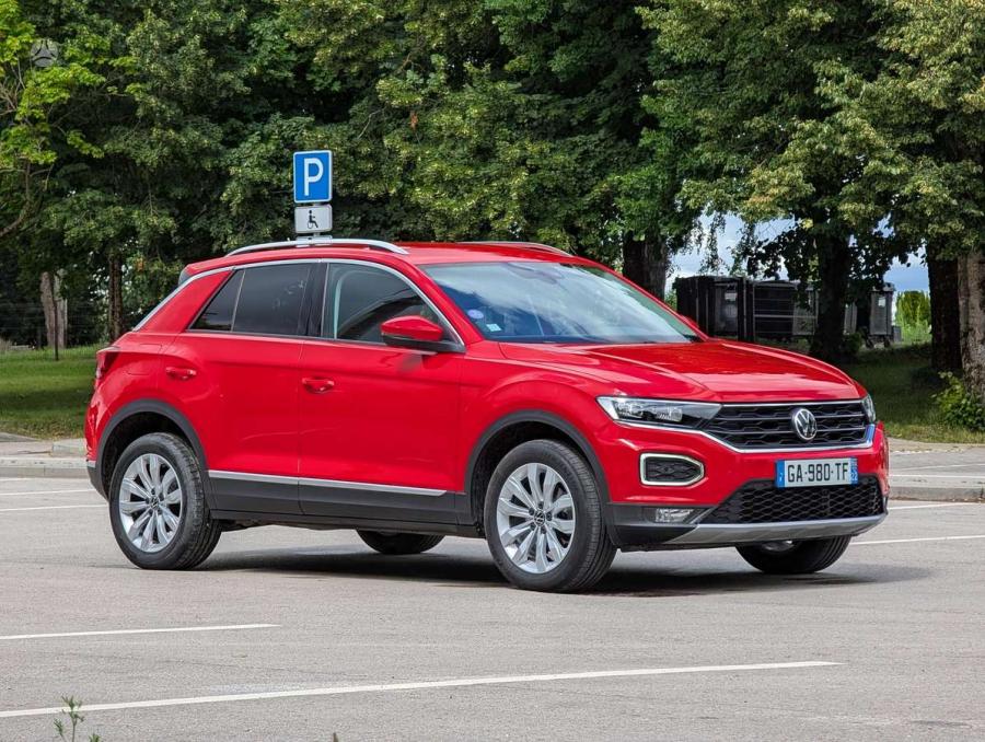 Red Volkswagen T-Roc 2021 in Taurage, with an engine capacity of 1.50 L and mileage of 70 thousand km for 17700 €, photo 5 on AUTOMOTO.COM.LV