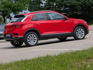 Red Volkswagen T-Roc 2021 in Taurage, with an engine capacity of 1.50 L and mileage of 70 thousand km for 17700 €, photo 7 on AUTOMOTO.COM.LV