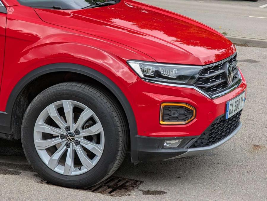 Red Volkswagen T-Roc 2021 in Taurage, with an engine capacity of 1.50 L and mileage of 70 thousand km for 17700 €, photo 9 on AUTOMOTO.COM.LV