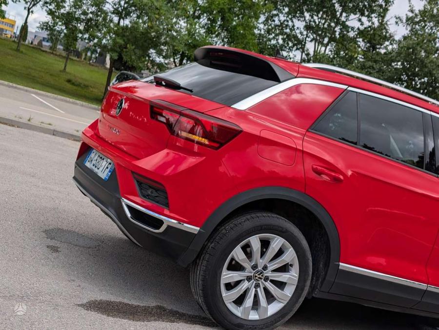 Red Volkswagen T-Roc 2021 in Taurage, with an engine capacity of 1.50 L and mileage of 70 thousand km for 17700 €, photo 13 on AUTOMOTO.COM.LV