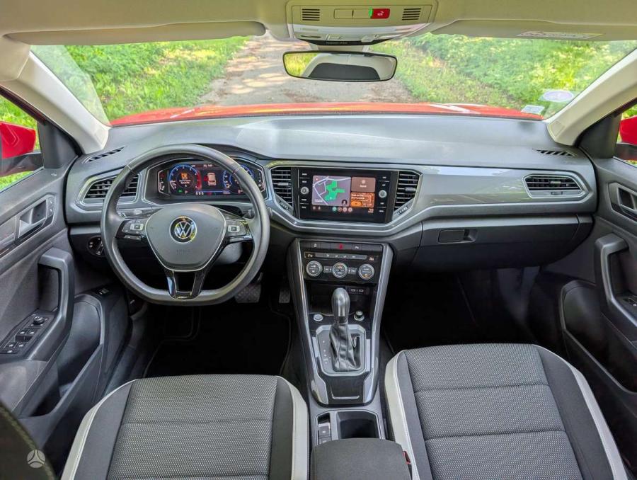 Red Volkswagen T-Roc 2021 in Taurage, with an engine capacity of 1.50 L and mileage of 70 thousand km for 17700 €, photo 18 on AUTOMOTO.COM.LV