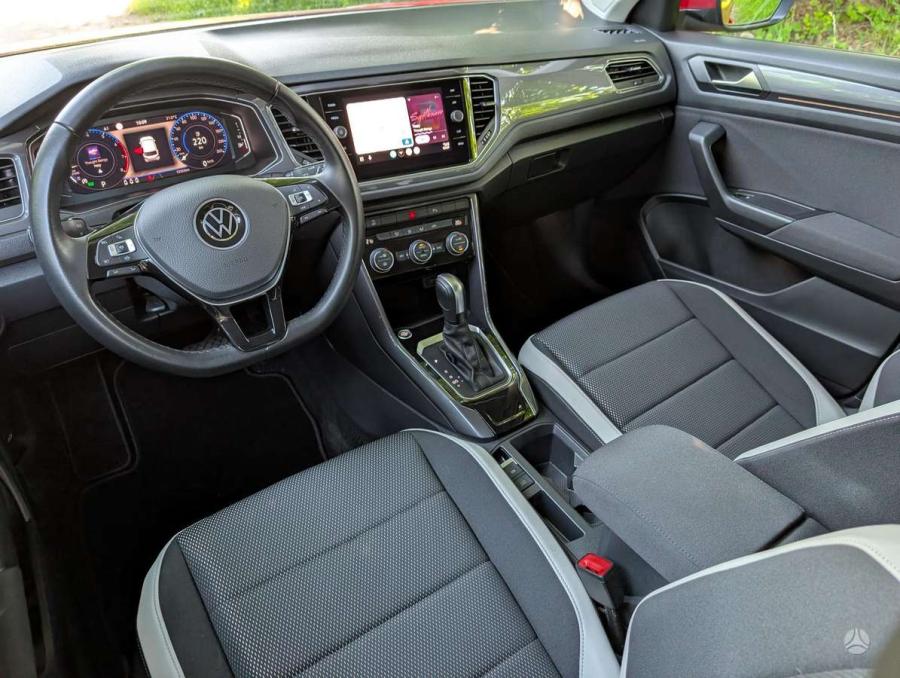 Red Volkswagen T-Roc 2021 in Taurage, with an engine capacity of 1.50 L and mileage of 70 thousand km for 17700 €, photo 19 on AUTOMOTO.COM.LV