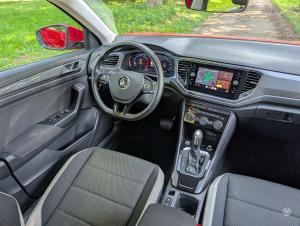Red Volkswagen T-Roc 2021 in Taurage, with an engine capacity of 1.50 L and mileage of 70 thousand km for 17700 €, photo 20 on AUTOMOTO.COM.LV