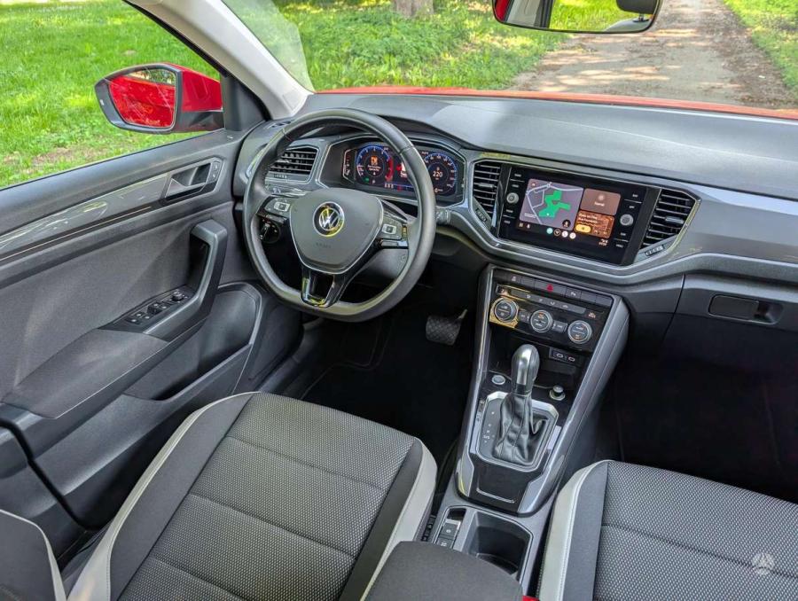 Red Volkswagen T-Roc 2021 in Taurage, with an engine capacity of 1.50 L and mileage of 70 thousand km for 17700 €, photo 20 on AUTOMOTO.COM.LV