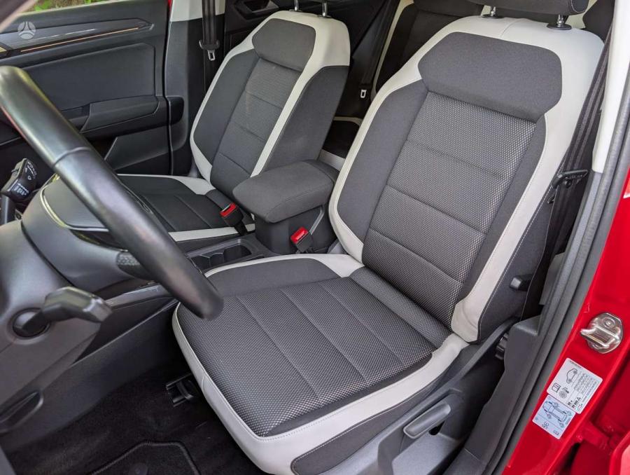 Red Volkswagen T-Roc 2021 in Taurage, with an engine capacity of 1.50 L and mileage of 70 thousand km for 17700 €, photo 21 on AUTOMOTO.COM.LV