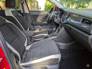 Red Volkswagen T-Roc 2021 in Taurage, with an engine capacity of 1.50 L and mileage of 70 thousand km for 17700 €, photo 25 on AUTOMOTO.COM.LV