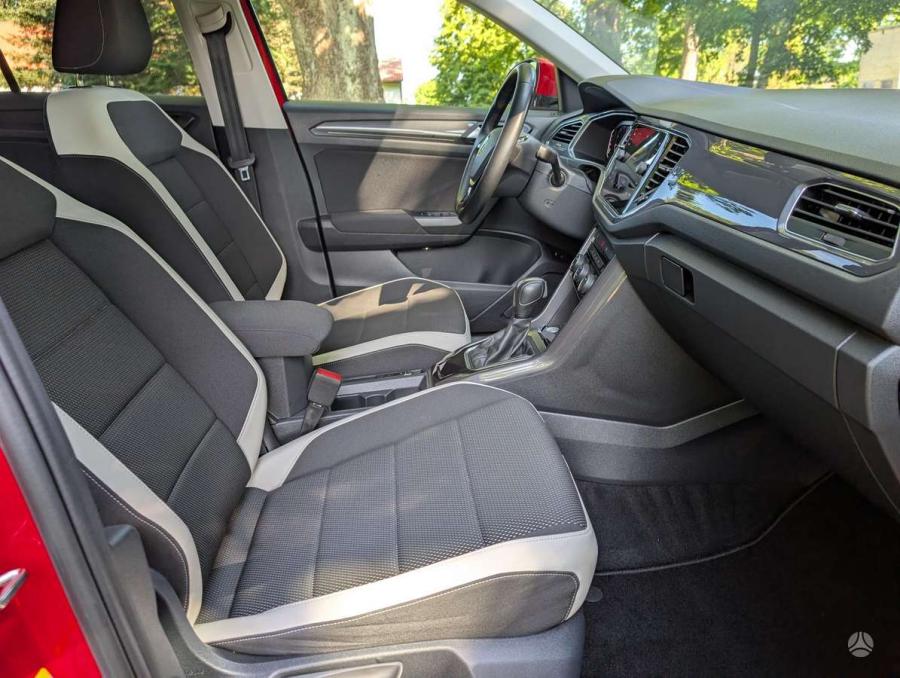 Red Volkswagen T-Roc 2021 in Taurage, with an engine capacity of 1.50 L and mileage of 70 thousand km for 17700 €, photo 25 on AUTOMOTO.COM.LV