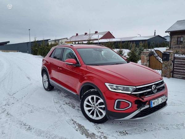 Red Volkswagen T-Roc 2022 in Alytus, with an engine capacity of 1.50 L and mileage of 55 thousand km for 15900 €, photo 2 on AUTOMOTO.COM.LV