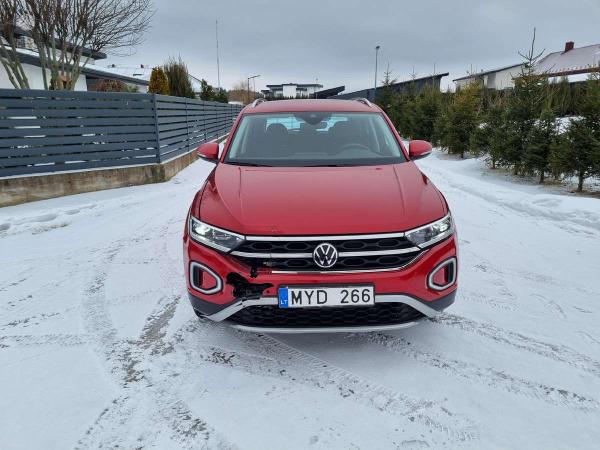 Red Volkswagen T-Roc 2022 in Alytus, with an engine capacity of 1.50 L and mileage of 55 thousand km for 15900 €, photo 3 on AUTOMOTO.COM.LV