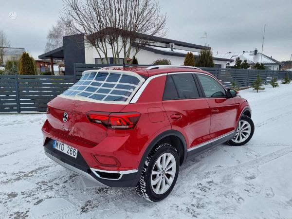 Red Volkswagen T-Roc 2022 in Alytus, with an engine capacity of 1.50 L and mileage of 55 thousand km for 15900 €, photo 4 on AUTOMOTO.COM.LV