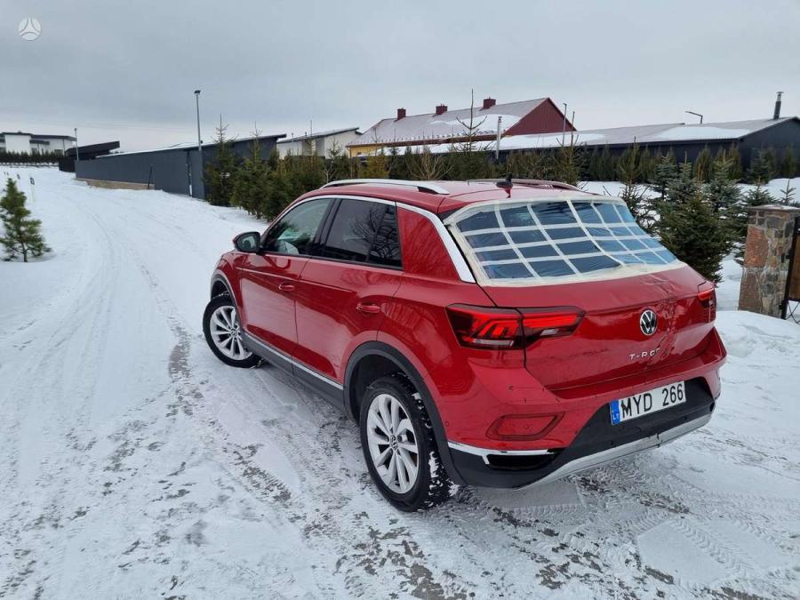 Red Volkswagen T-Roc 2022 in Alytus, with an engine capacity of 1.50 L and mileage of 55 thousand km for 15900 €, photo 5 on AUTOMOTO.COM.LV