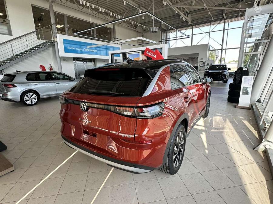 Red Volkswagen T-Roc 2026 in Siauliai, with an engine capacity of 1.50 L and mileage of 10 thousand km for 29700 €, photo 4 on AUTOMOTO.COM.LV
