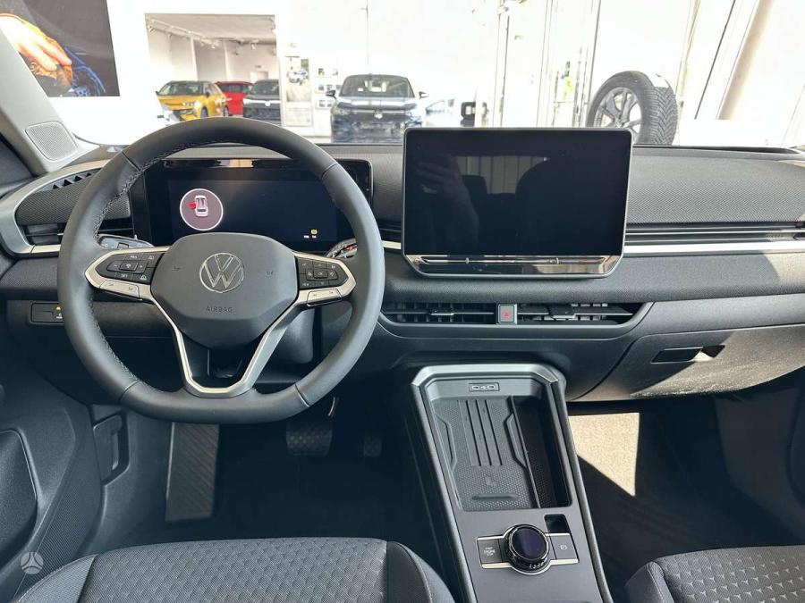 Red Volkswagen T-Roc 2026 in Siauliai, with an engine capacity of 1.50 L and mileage of 10 thousand km for 29700 €, photo 6 on AUTOMOTO.COM.LV