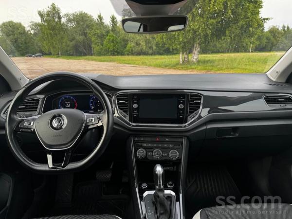 Red Volkswagen T-Roc 2018 in Riga, with an engine capacity of 1.50 L and mileage of 103 thousand km for 18000 €, photo 3 on AUTOMOTO.COM.LV