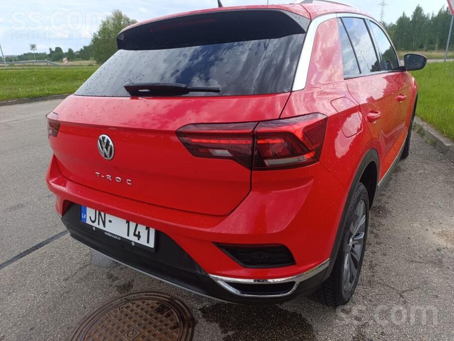 Red Volkswagen T-Roc 2018 in Ogre, with an engine capacity of 1.50 L and mileage of 134 thousand km for 14500 €, photo 4 on AUTOMOTO.COM.LV