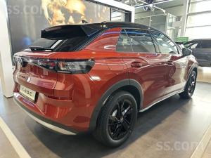 Sarkans Volkswagen T-Roc 2026 Valmiera, ar dzinēja tilpumu 1.50 L un nobraukumu 10 tūkst. km par 36580 €, foto 3 vietnē AUTOMOTO.COM.LV