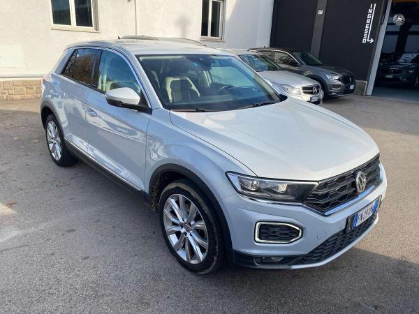White Volkswagen T-Roc 2018 in Kaunas, with an engine capacity of 1.97 L and mileage of 148 thousand km for 14300 €, photo 1 on AUTOMOTO.COM.LV
