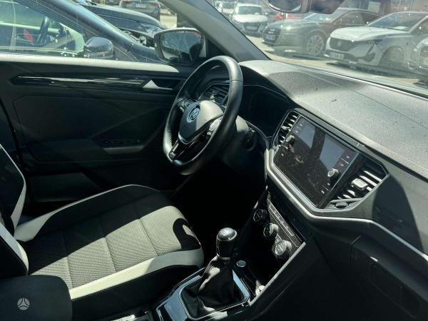 White Volkswagen T-Roc 2018 in Taurage, with an engine capacity of 1.60 L and mileage of 148 thousand km for 10500 €, photo 6 on AUTOMOTO.COM.LV