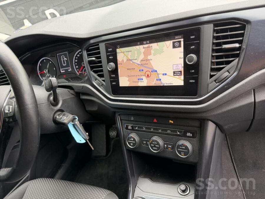 White Volkswagen T-Roc 2018 in Riga, with an engine capacity of 1.60 L and mileage of 179 thousand km for 14900 €, photo 9 on AUTOMOTO.COM.LV