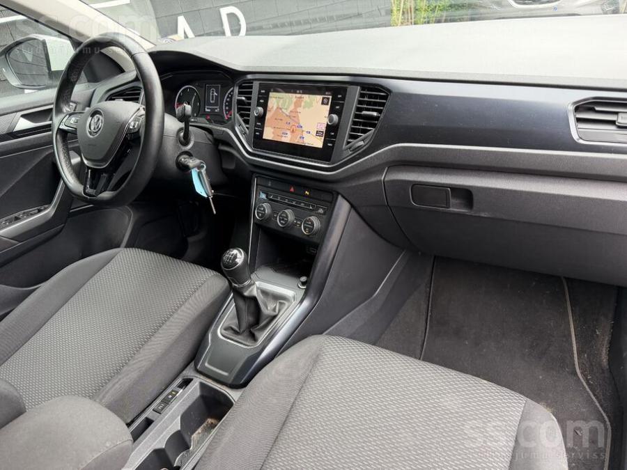White Volkswagen T-Roc 2018 in Riga, with an engine capacity of 1.60 L and mileage of 179 thousand km for 14900 €, photo 10 on AUTOMOTO.COM.LV