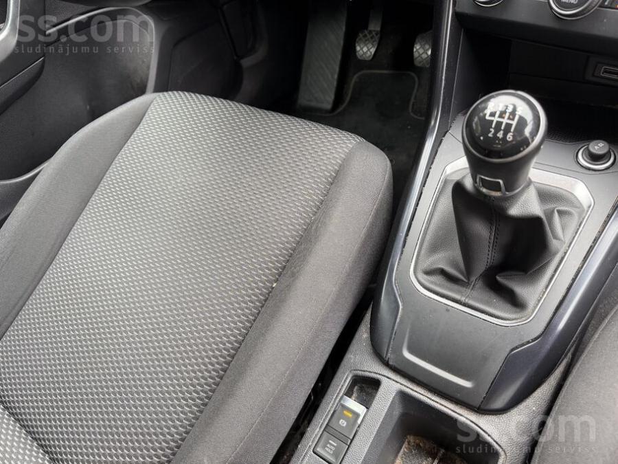 White Volkswagen T-Roc 2018 in Riga, with an engine capacity of 1.60 L and mileage of 179 thousand km for 14900 €, photo 13 on AUTOMOTO.COM.LV