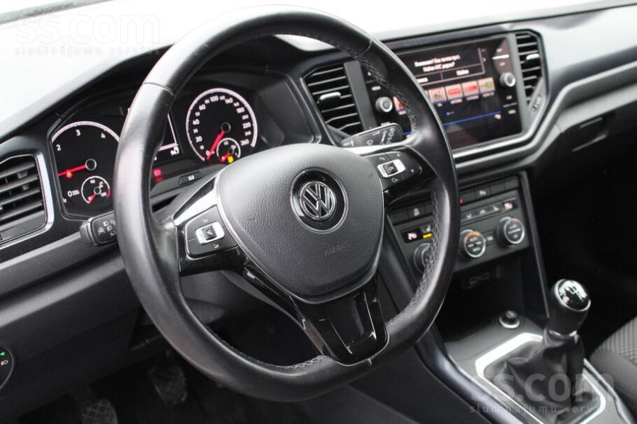 White Volkswagen T-Roc 2018 in Riga, with an engine capacity of 1.60 L and mileage of 179 thousand km for 13500 €, photo 12 on AUTOMOTO.COM.LV