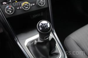 White Volkswagen T-Roc 2018 in Riga, with an engine capacity of 1.60 L and mileage of 179 thousand km for 13500 €, photo 25 on AUTOMOTO.COM.LV