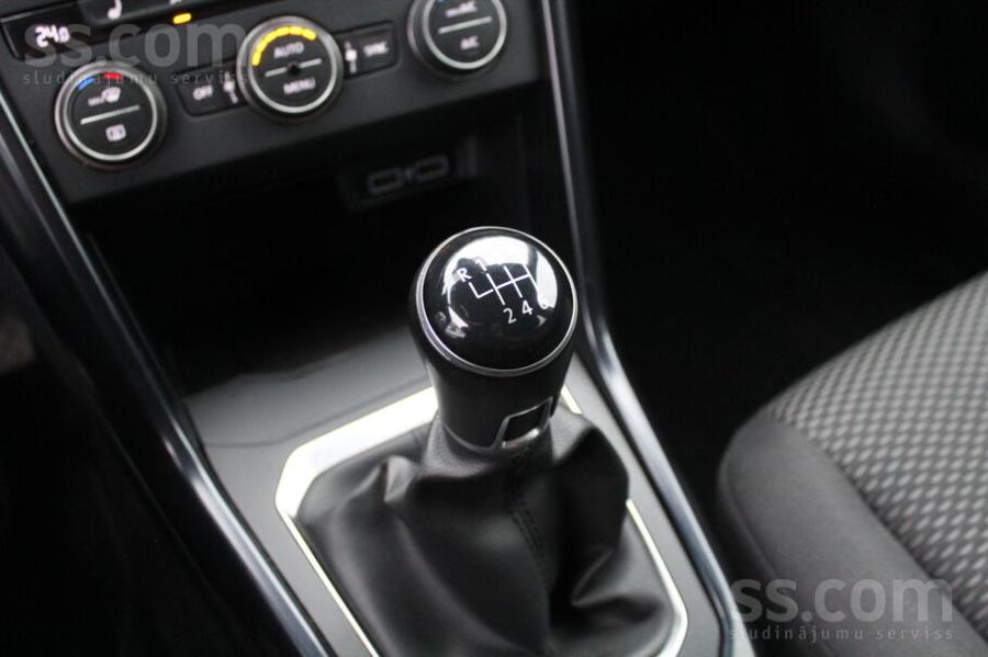 White Volkswagen T-Roc 2018 in Riga, with an engine capacity of 1.60 L and mileage of 179 thousand km for 13500 €, photo 25 on AUTOMOTO.COM.LV