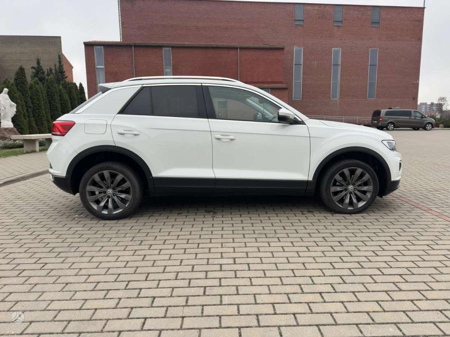 White Volkswagen T-Roc 2019 in Kaunas, with an engine capacity of 1.50 L and mileage of 257 thousand km for 15200 €, photo 5 on AUTOMOTO.COM.LV