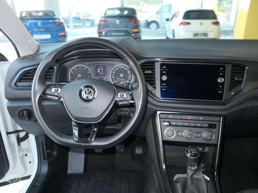 White Volkswagen T-Roc 2019 in Kaunas, with an engine capacity of 1.00 L and mileage of 34 thousand km for 22287 €, photo 10 on AUTOMOTO.COM.LV