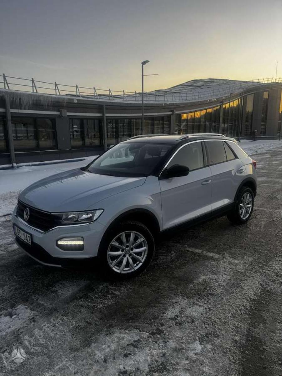White Volkswagen T-Roc 2019 in Vilnius, with an engine capacity of 1.50 L and mileage of 115 thousand km for 17600 €, photo 2 on AUTOMOTO.COM.LV