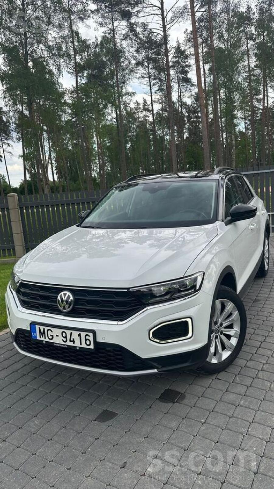 White Volkswagen T-Roc 2019 in Riga, with an engine capacity of 2.00 L and mileage of 73 thousand km for 18500 €, photo 1 on AUTOMOTO.COM.LV