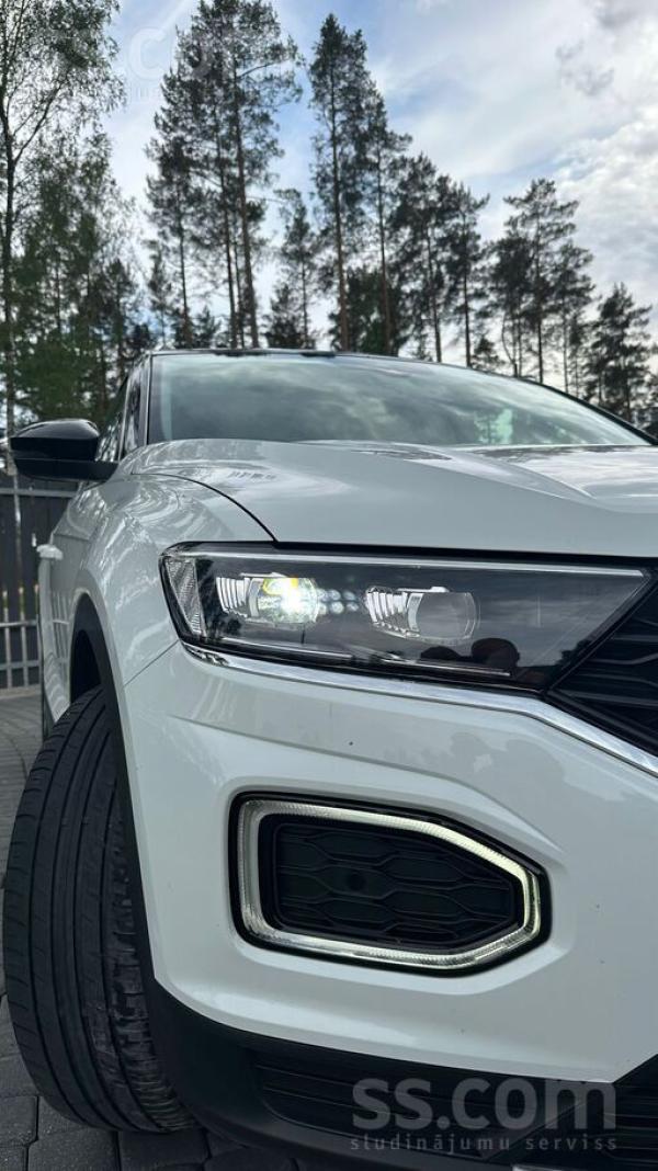 White Volkswagen T-Roc 2019 in Riga, with an engine capacity of 2.00 L and mileage of 73 thousand km for 18500 €, photo 5 on AUTOMOTO.COM.LV