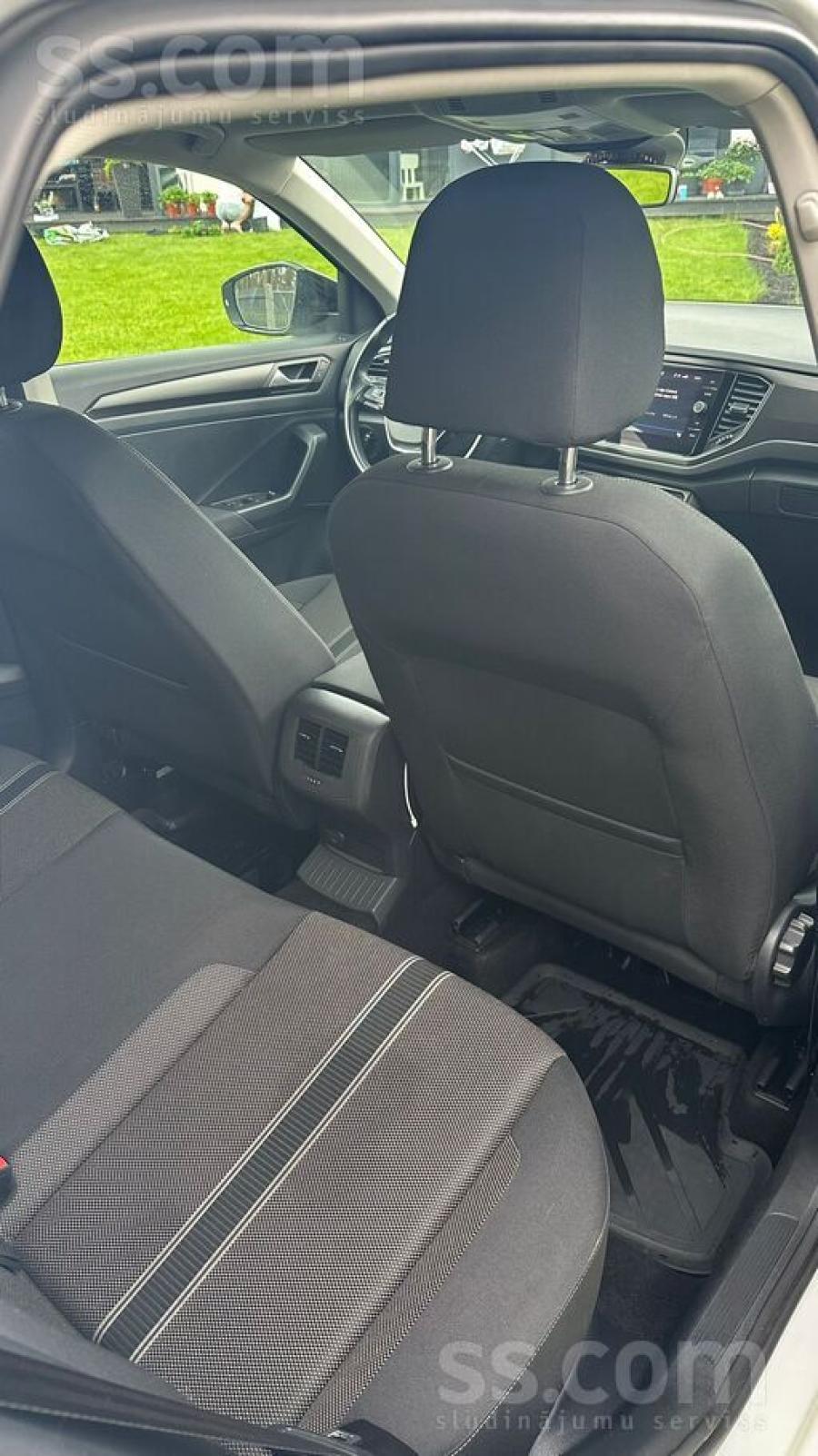 White Volkswagen T-Roc 2019 in Riga, with an engine capacity of 2.00 L and mileage of 73 thousand km for 18500 €, photo 8 on AUTOMOTO.COM.LV
