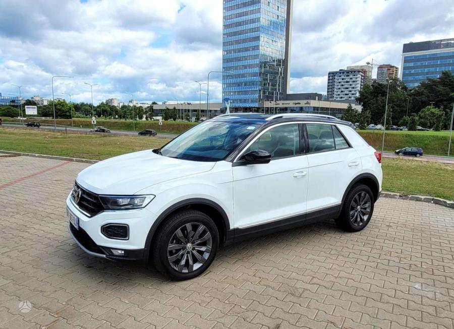 White Volkswagen T-Roc 2019 in Vilnius, with an engine capacity of 1.50 L and mileage of 152 thousand km for 15125 €, photo 3 on AUTOMOTO.COM.LV