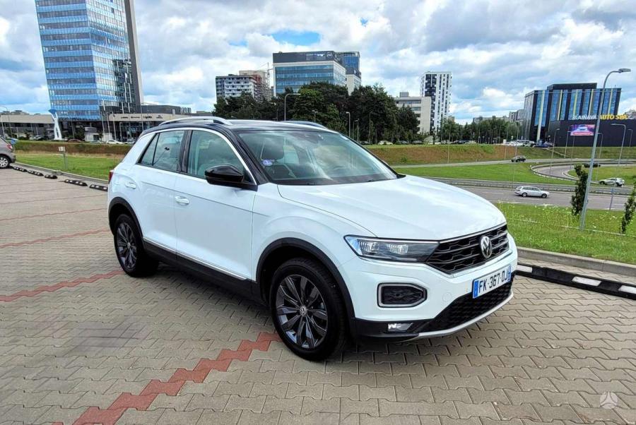 White Volkswagen T-Roc 2019 in Vilnius, with an engine capacity of 1.50 L and mileage of 152 thousand km for 15125 €, photo 4 on AUTOMOTO.COM.LV