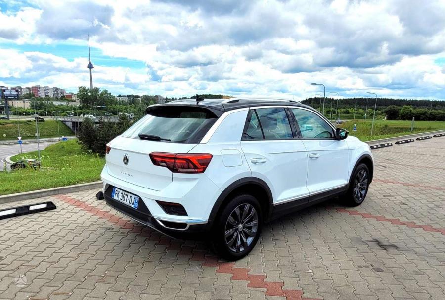 White Volkswagen T-Roc 2019 in Vilnius, with an engine capacity of 1.50 L and mileage of 152 thousand km for 15125 €, photo 6 on AUTOMOTO.COM.LV