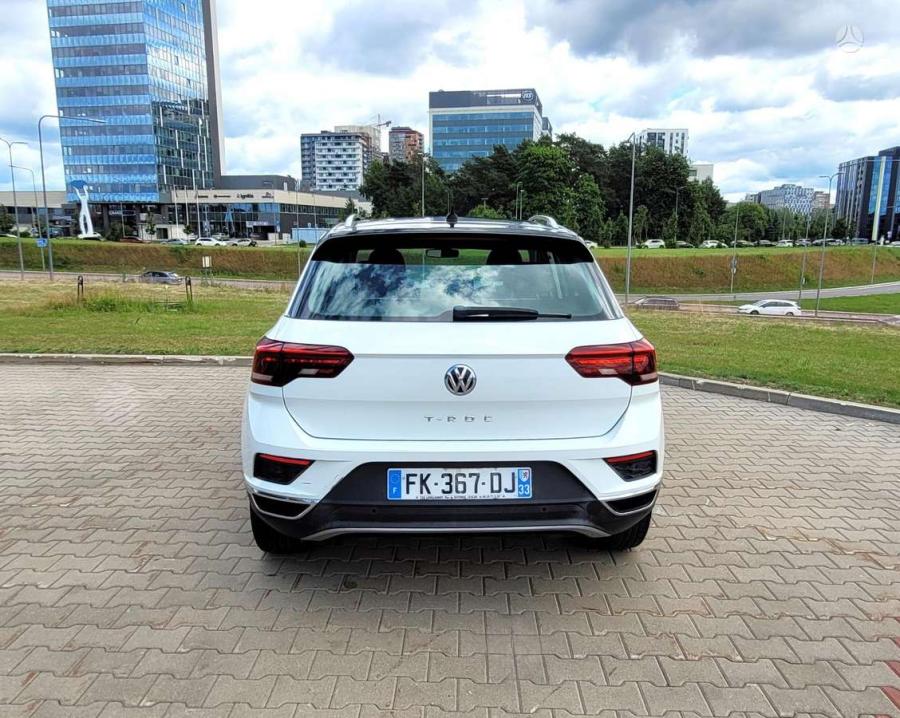White Volkswagen T-Roc 2019 in Vilnius, with an engine capacity of 1.50 L and mileage of 152 thousand km for 15125 €, photo 10 on AUTOMOTO.COM.LV