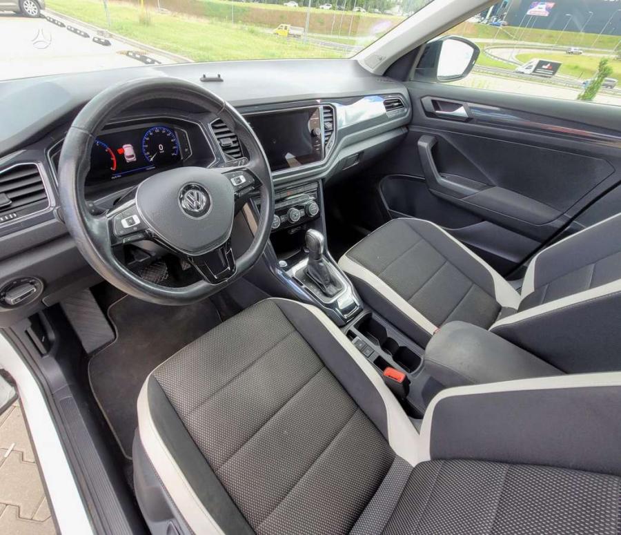 White Volkswagen T-Roc 2019 in Vilnius, with an engine capacity of 1.50 L and mileage of 152 thousand km for 15125 €, photo 12 on AUTOMOTO.COM.LV