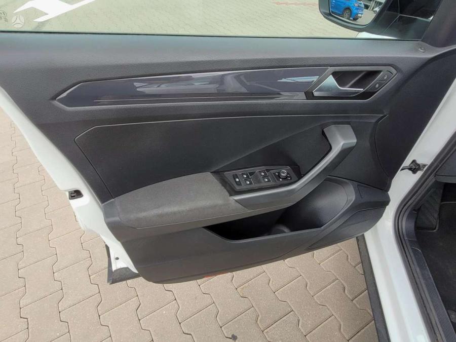 White Volkswagen T-Roc 2019 in Vilnius, with an engine capacity of 1.50 L and mileage of 152 thousand km for 15125 €, photo 13 on AUTOMOTO.COM.LV